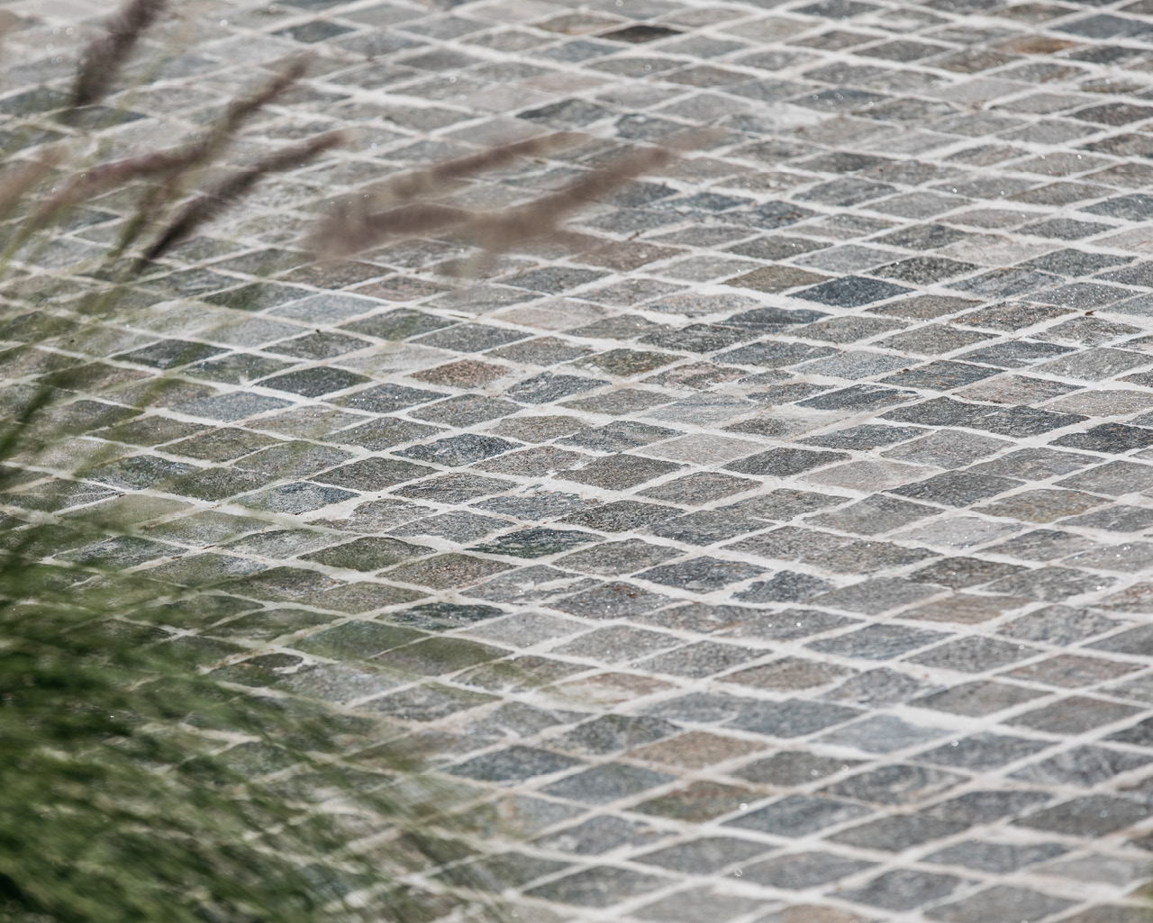Artisan Exterior | Pilvi Natural Quartzite Mesh Cobblestones