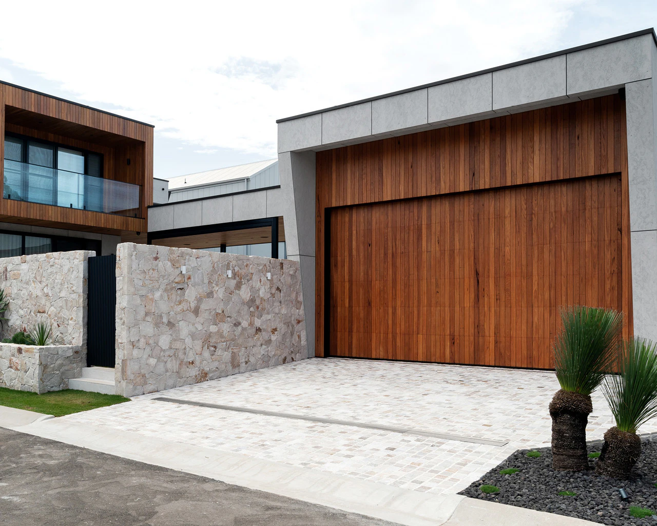 Artisan Exterior | Vari Quartzite Mesh Cobblestones