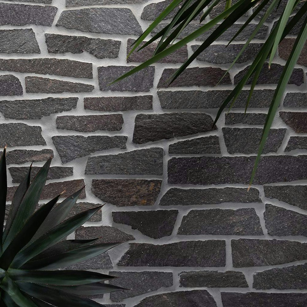 Artisan Exterior | Porphyry Filetti Split Loose Cobblestones